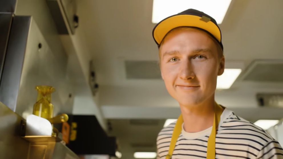 Restaurant-Mitarbeiter:in